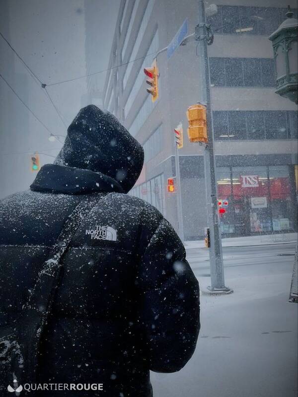 Bonjour je m?appelle John | Quartier-Rouge